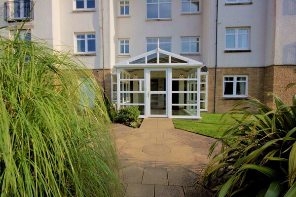 First Floor 2-bedroom Apartment With Views Over The Famous James Braid Brora Golf Course. - Brora