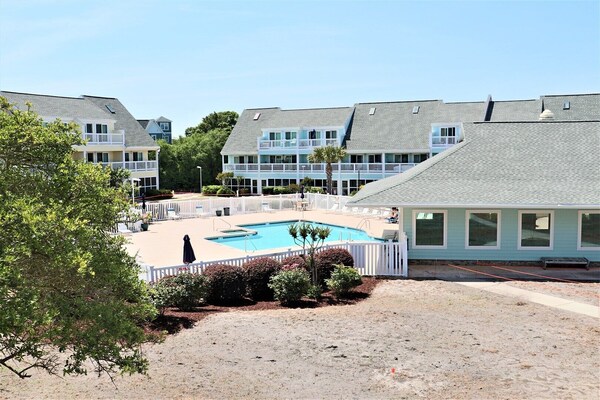 Cozy Beach Retreat With Pool View & Resort-style Amenities! - Emerald Isle, NC