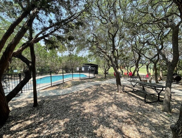 Tequila Sunrise - Spacious Home Located In The Mountain Valley Subdivision. - Concan, TX