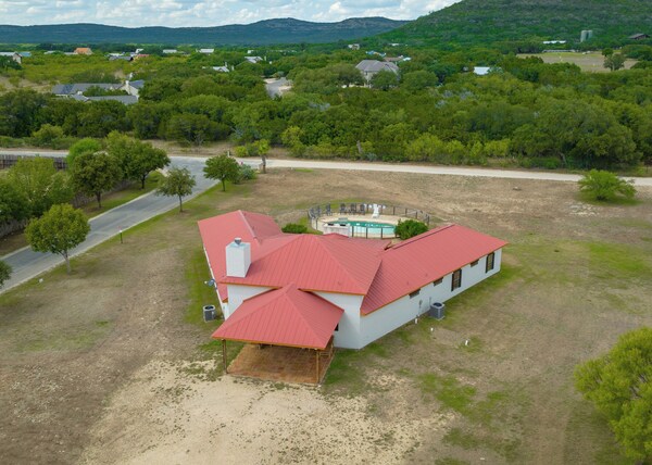 Los Agaves - Hacienda Style Home - Concan, TX