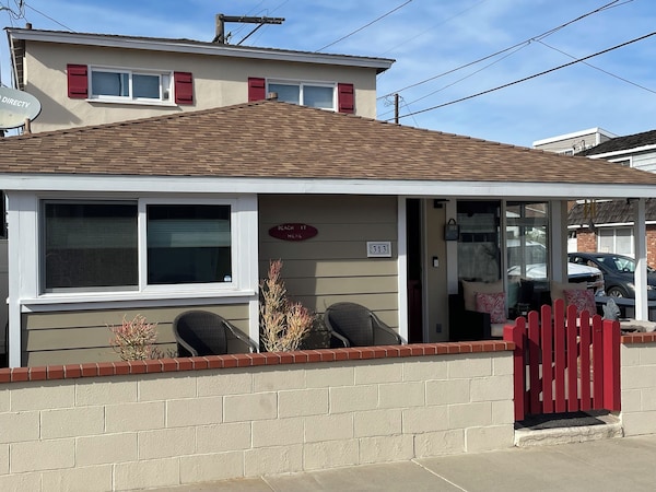 Beach It Here- 5 Min. Walk To The Beach,  Remodeled And Close To All Amenities - Newport Beach, CA