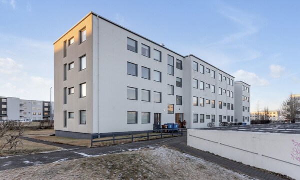 Spacious Bedroom - King Size Bed In Hafnarfjörður With Wifi - Izland