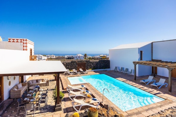 Casa Rural Hero - Five Bedroom Villa, Sleeps 10 - Puerto del Carmen