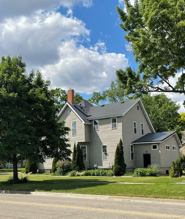 Amazing New Remodeled 2-bedroom Apartment In Welcoming Alma With Wifi, Ac - Ithaca, MI