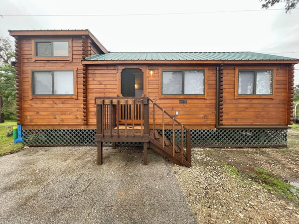 Beautiful Rancher Loft Cabin - Lake Jackson, TX