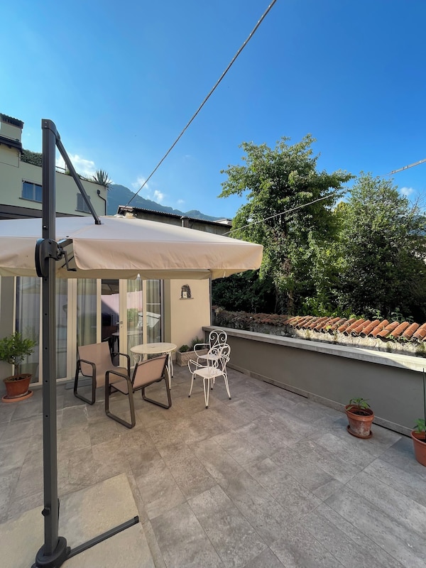 A Few Steps From The Lake, Apartment With Terrace In The Heart Of Lovere - Castro