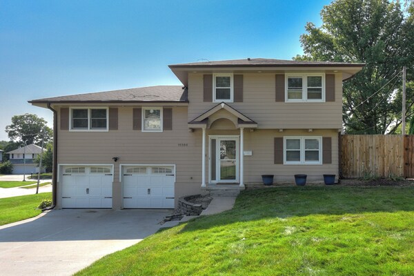 Rockbrook Oasis  Charming 3-bedroom Home With Private Pool - Nebraska