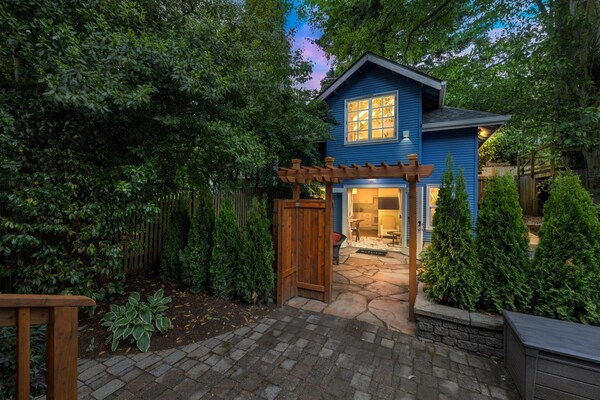 Sunlit Cottage Capitol Hill - Seattle, WA