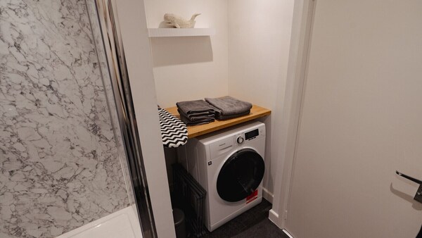 Top-floor City Centre Apartment - Firing Line Cardiff Castle Museum of the Welsh Soldier
