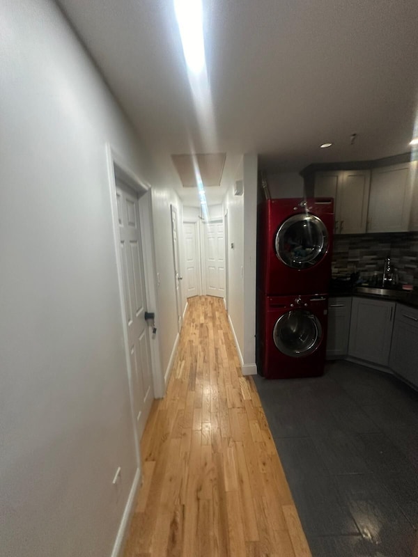 Charming Rooms In Queens, Ny With Washer And Dryer And Central Air - Roslyn, NY