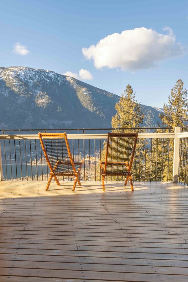 New Modern Mountain Haven | Luxe View, Sauna, Hot Tub & Fireplace - Nelson