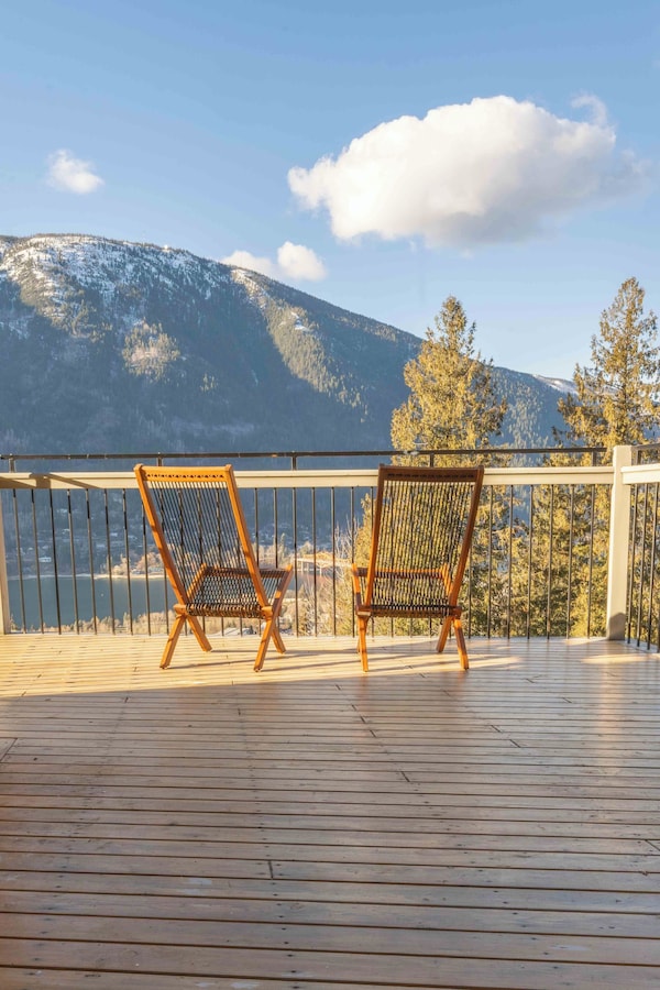 New Modern Mountain Haven | Luxe View, Sauna, Hot Tub & Fireplace - Nelson