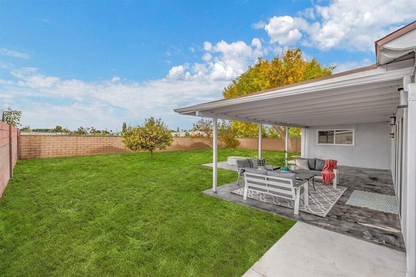 Luxurious Newly Remodeled 4 Bedroom Home With Large Backyard Near Disneyland - Stanton, CA