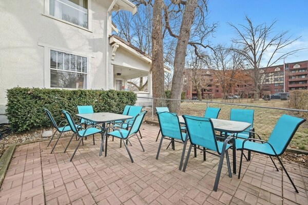 Great For Groups!  Ingersoll!  Huge Fenced Yard!  & More! - Des Moines, IA