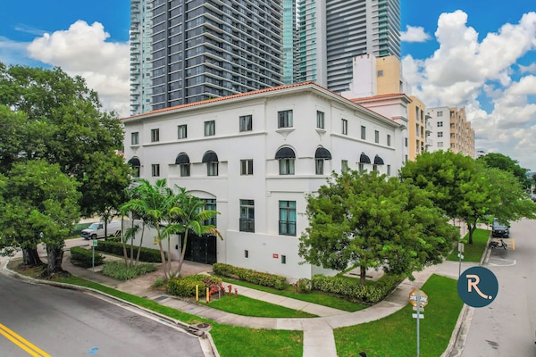 Roami At The Palace | 4 Bed Queen Combo | 2 Units - Miami