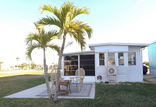 Lakefront 2-bedroom Fort Myers Beach Cottage Less Than 3 Miles From The Beaches - Fort Myers Beach, FL
