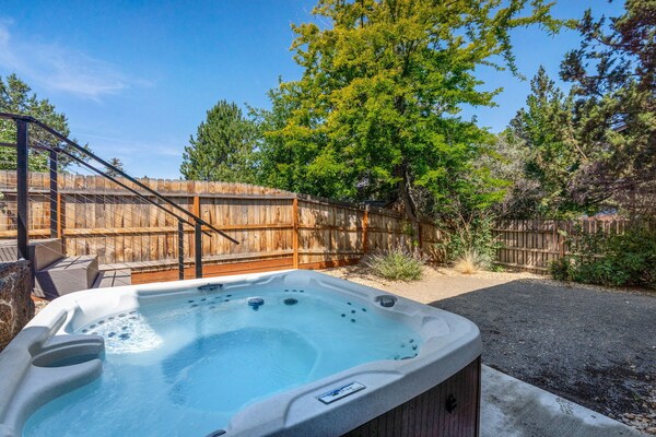 New! Hot Tub ~ Foosball ~ Bonus Room ~ Dog Friendly ~ Ac! - Bend, OR
