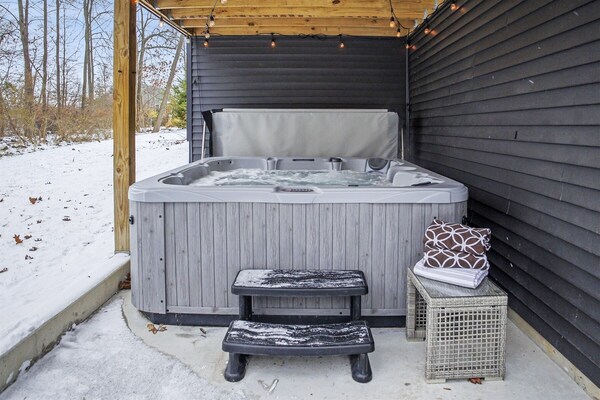 Lakeshore Luxe - Private Hot Tub, Fireplace, Like-new, Modern, Game Room - Saugatuck, MI