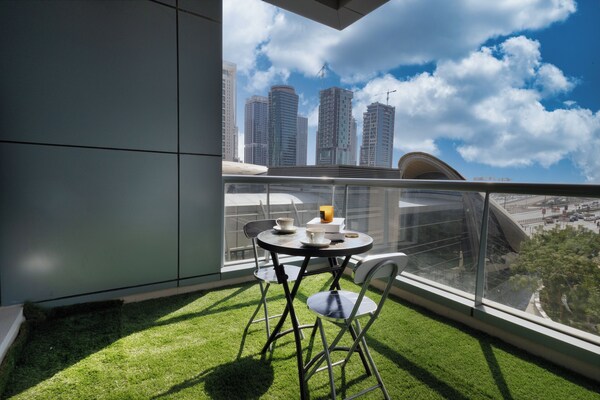 Luxurious 1br In Dubai Marina With Pool And Gym Steps From Metro, Jbr & Beach - Dubai