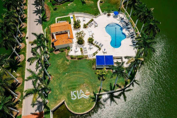 Carefree Living Isla Resort Sunsets Beach & Pool - St. Petersburg, FL