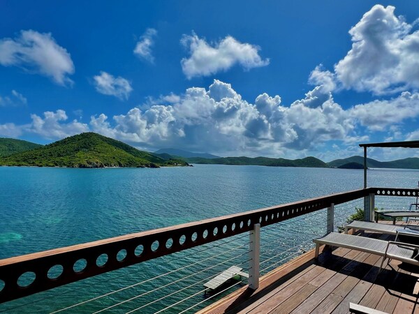 Waterfront Simple Luxury In Coral Bay With Endless Blue Views From Every Room - セント・ジョン島