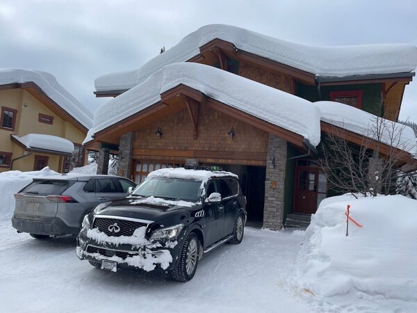 Spacious 4-bedroom Ski-in/ski-out Townhome At Sun Peaks Resort - British Columbia