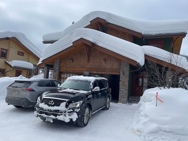 Spacious 4-bedroom Ski-in/ski-out Townhome At Sun Peaks Resort - British Columbia