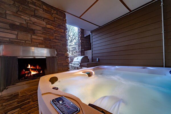 Luxe Lakefront Estate Near Minneapolis, Hot Tub, Sauna, Kayaks, Sleeps Up To 20 - Wisconsin