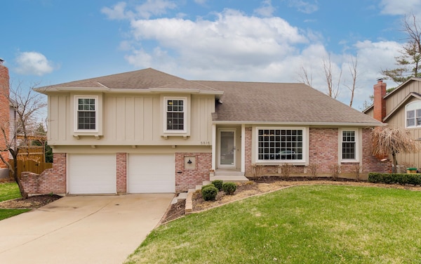 Kid Friendly 4 Bedroom Home W/ Private Heated Pool. - Overland Park, KS