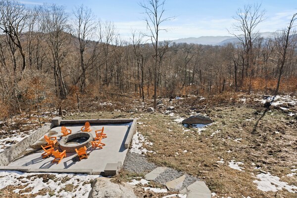 Banner Elk Black Lodge 4 Bed 3 Bath Soaring Ceilings Hot Tub And Mtn Views - Sugar Mountain, NC