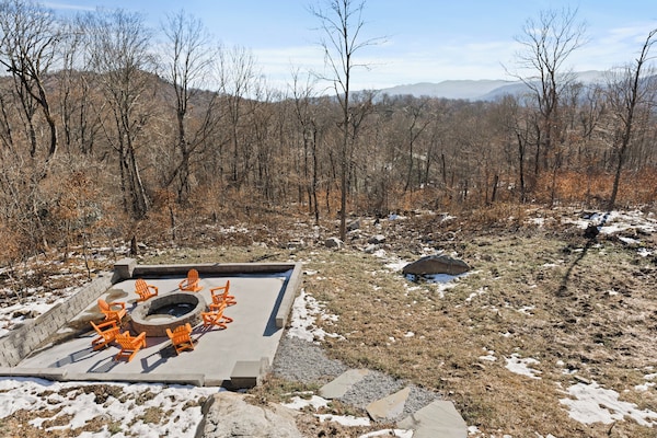 Banner Elk Black Lodge 4 Bed 3 Bath Soaring Ceilings Hot Tub And Mtn Views - Sugar Mountain, NC