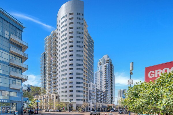 Penthouse Views 2br/2ba High-rise Retreat - Coronado, CA