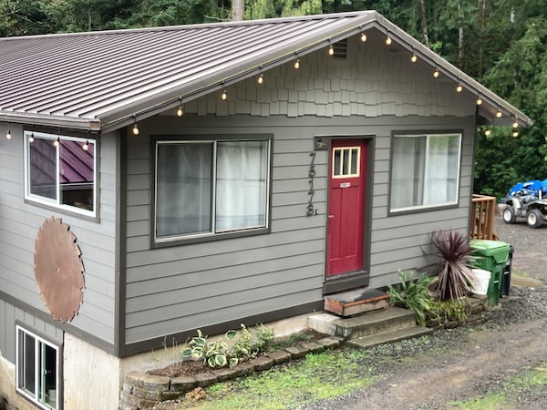 The Carpenter's Cottage- Serene; 2bed, 1 Bath, W/hot Tub! - Kelso, WA