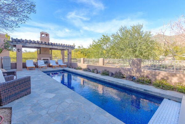 Chic 3br Estate W/ Stables + Pool + Pickleball - Cave Creek, AZ