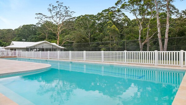 Resort Style Living With Pool, Tennis Court And Beach - Terrigal