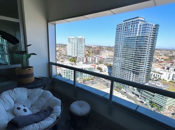 Zen Penthouse, Panoramic Views In The Heart Of Downtown! - La Mesa, CA