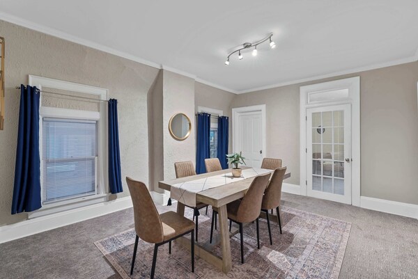 Deluxe Dwelling 4br, 2ba| Sunlit, Spacious, Serine - Milwaukee, WI