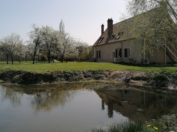 Gîte En Forêt Avec Jardin, Terrasse Et Parking Près De La Loire - Loiret