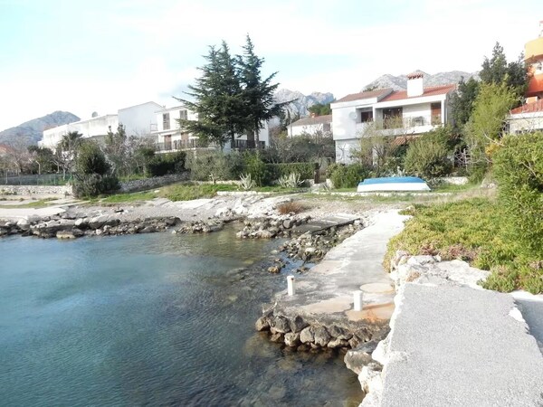 Apartment "Stipe" Directly By The Sea With Beach Access From The Garden. - Starigrad