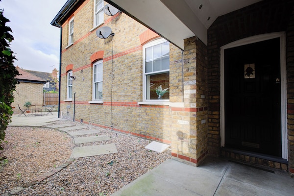 Spacious 4 Bedroom House With Free Parking! - Brentwood