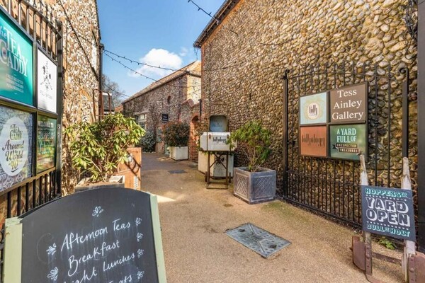 Host & Stay | The Old Paul Pry - Blakeney