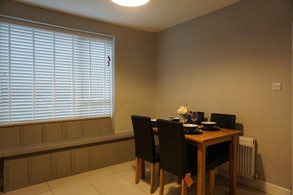 Entire Airfield Manor Near Ema - East Midlands Airport (EMA)