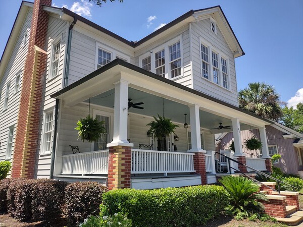 Beaufort Charm Showcased In This Elegantly Updated 4-bedroom Historic Home. - Beaufort
