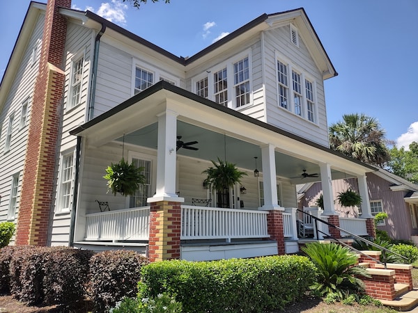 Beaufort Charm Showcased In This Elegantly Updated 4-bedroom Historic Home. - Beaufort