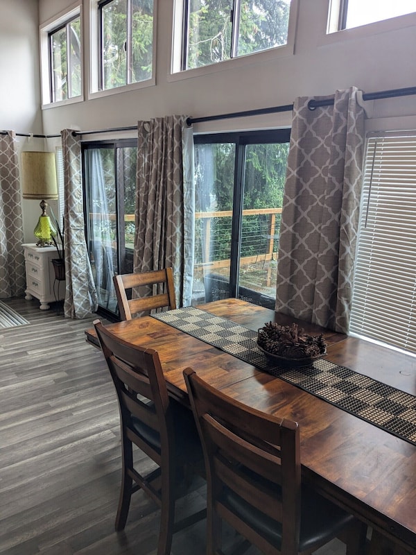 Charming 3-bedroom 2 Bath Lakehouse With Ac And Wi-fi Located On Silver Lake - Castle Rock, WA