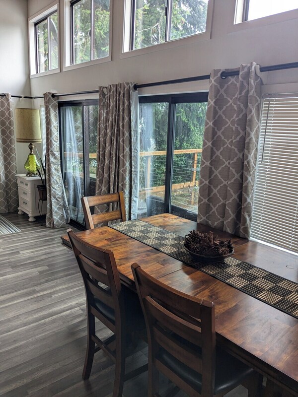 Charming 3-bedroom 2 Bath Lakehouse With Ac And Wi-fi Located On Silver Lake - Castle Rock, WA