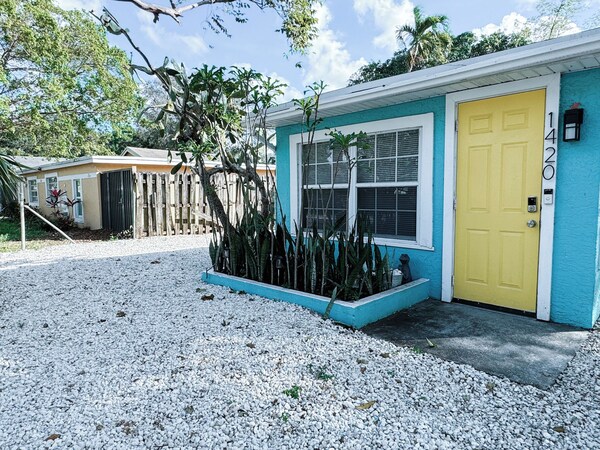 Charming 2 Bedroom House In Superb Fort Lauderdale With Private Backyard - Sunrise, FL