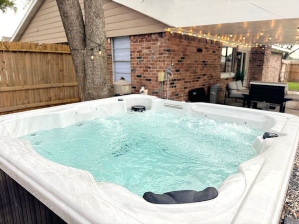 Houston Family Retreat With Hot Tub Pool Firepit - Sugar Land, TX