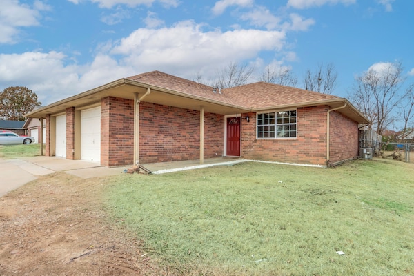Home W/ Fenced Yard Near Dtwn Rogers! - Lowell, AR