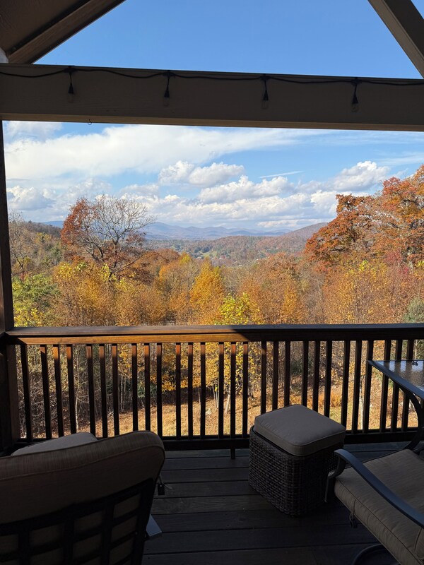 Home With Stunning Mountain Views Centrally Located To Blowing Rock And Boone - Boone, NC